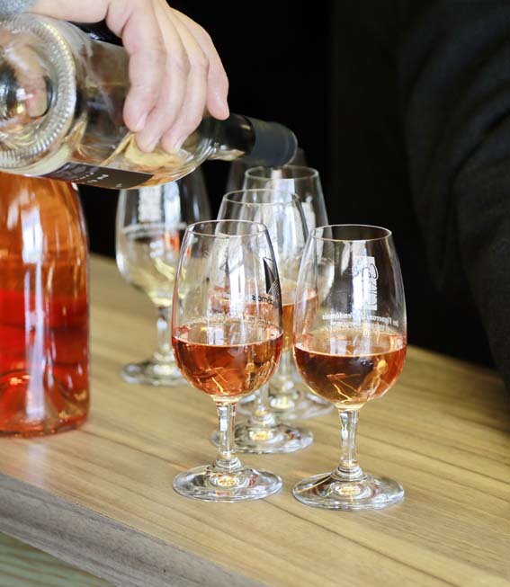 Sélection de vins gris par le jury de la marque Vendôme © L. Mary ...